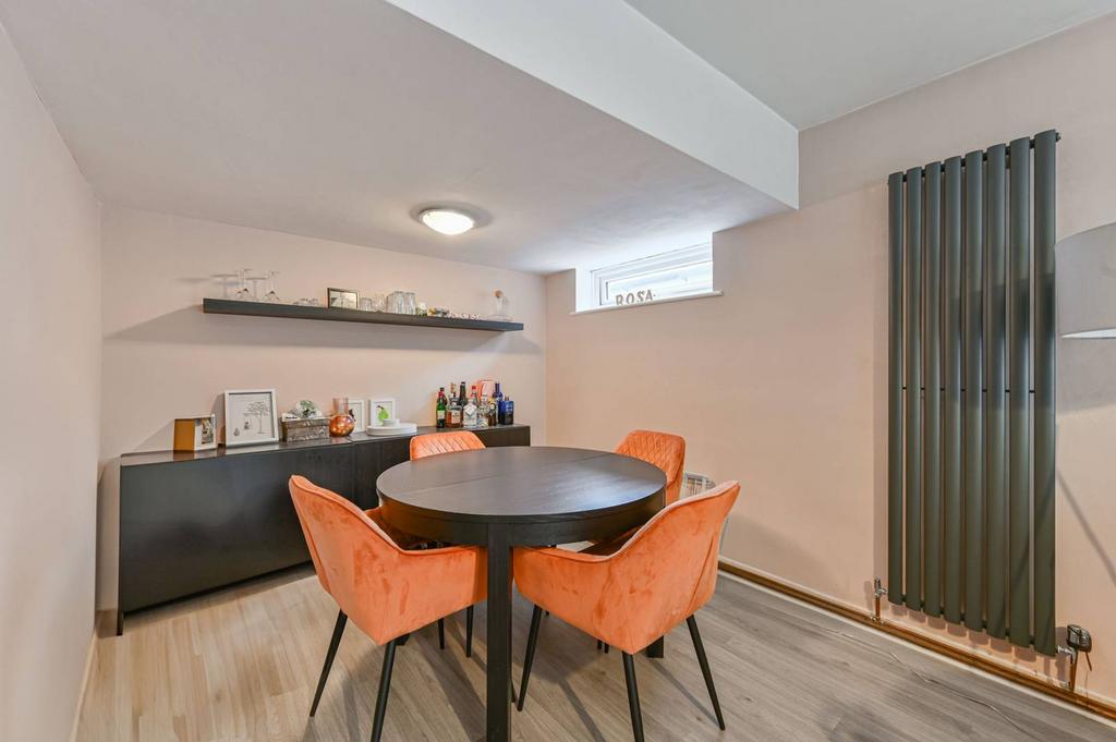 Knollys Road, Streatham, London, SW16 2 bed flat - £2,150 pcm (£496 pw)