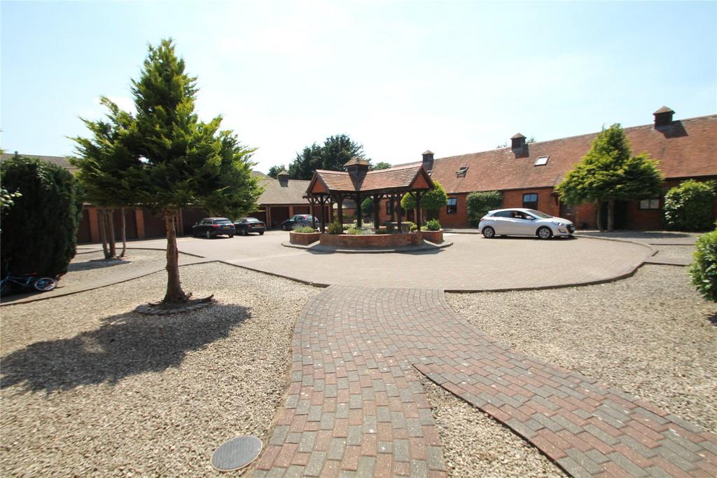 Hatchgate Court, Hurst RG10 2 bed terraced house to rent - £1,795 pcm ...