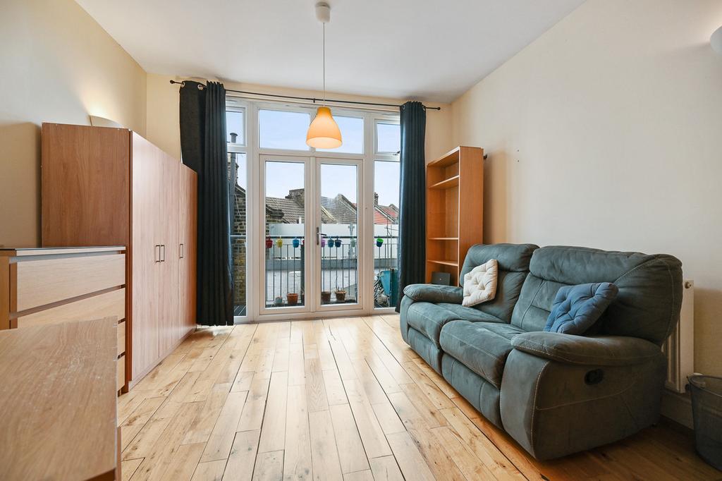 Steele Road, London, E11 3 bed townhouse for sale - £650,000