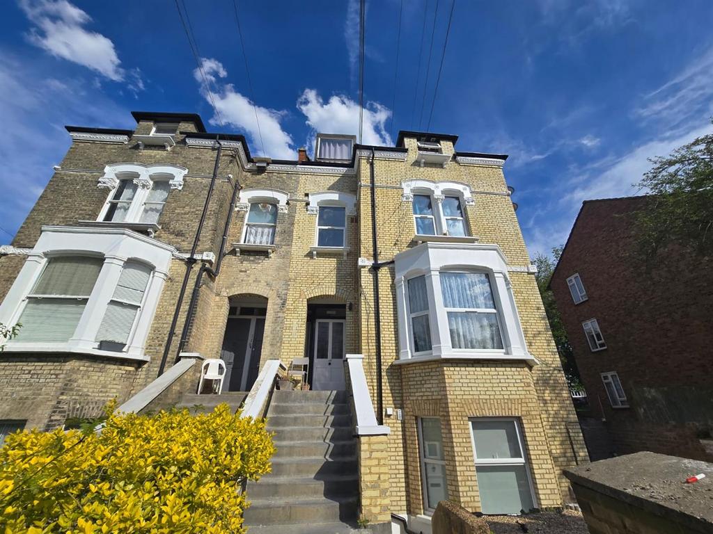 Hopton Road, London Studio to rent - £1,195 pcm (£276 pw)