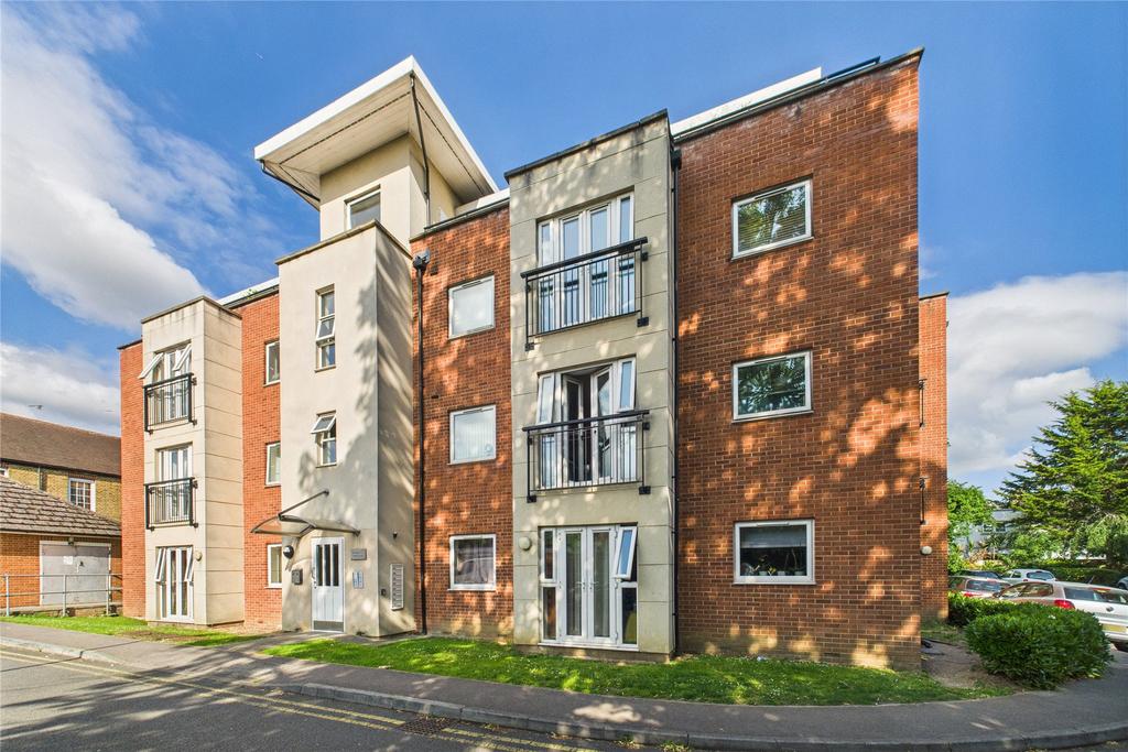 Bronte Close, Slough, Berkshire, SL1 2 bed apartment to rent - £1,450 ...