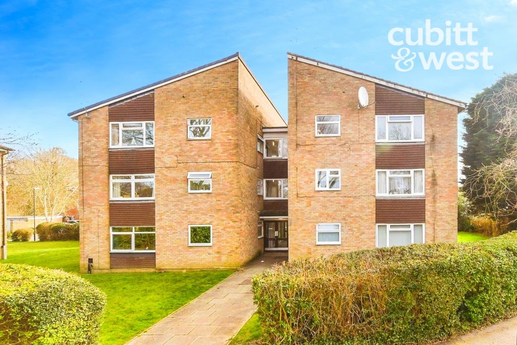 Hayling Court, Crawley, RH11 2 bed flat - £1,250 pcm (£288 pw)