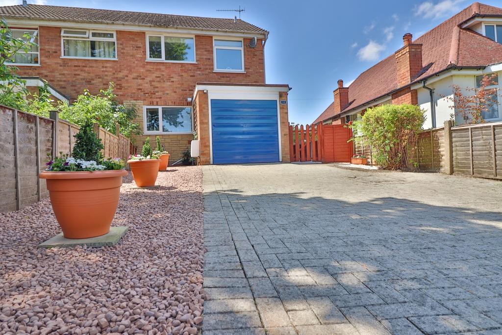 Beauchamp Road, WR14 1RZ 3 bed semi-detached house - £300,000