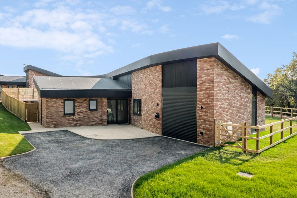 Doone Brae, Near Harpenden 3 bed detached house - £1,150,000
