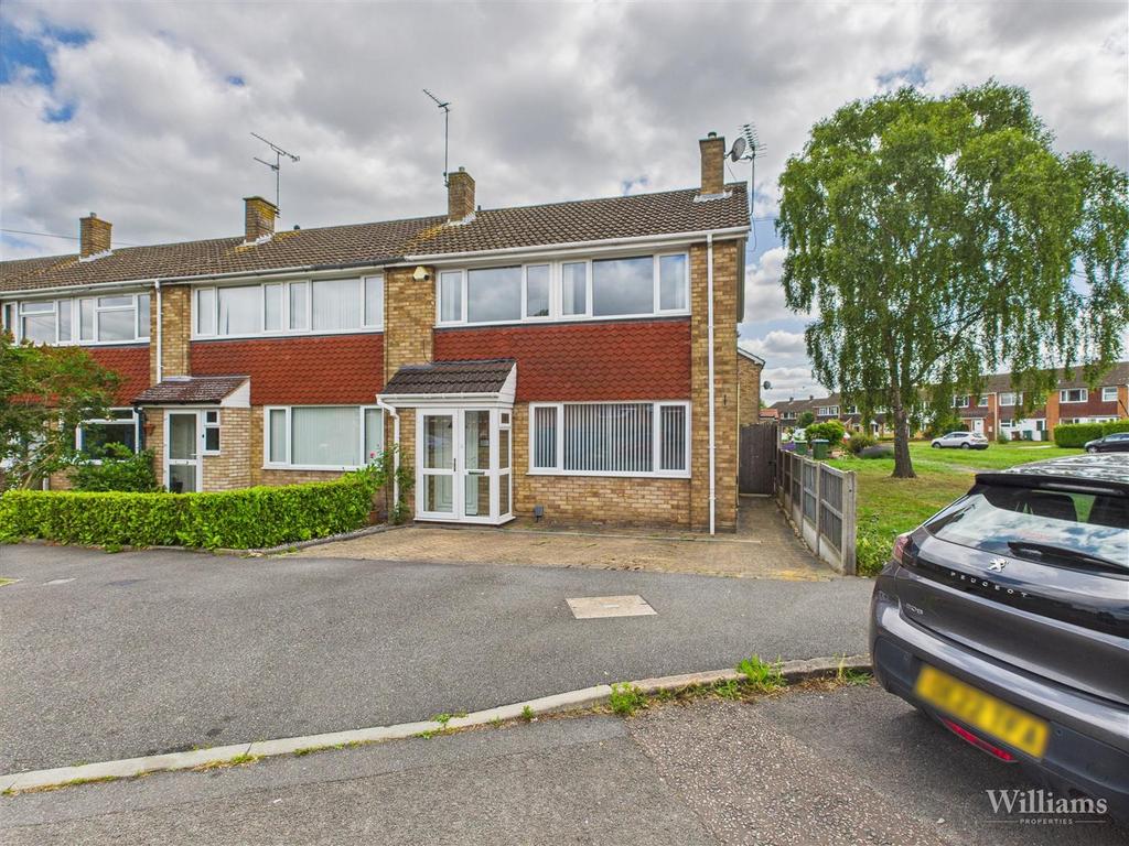 Limes Avenue, Aylesbury HP21 3 bed end of terrace house to rent - £1,800 pcm (£415 pw)
