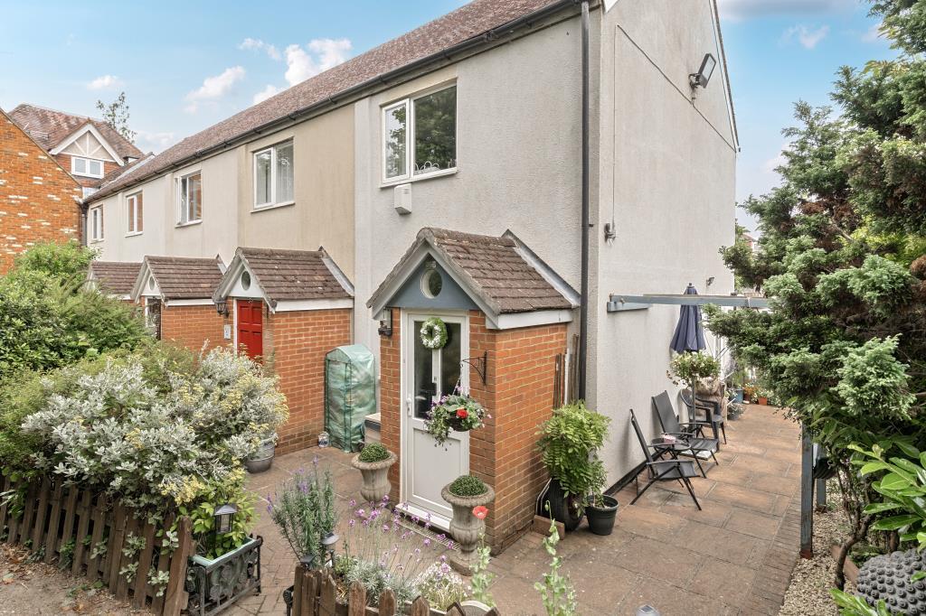 Bagshot, Surrey, GU19 2 bed end of terrace house for sale - £315,000