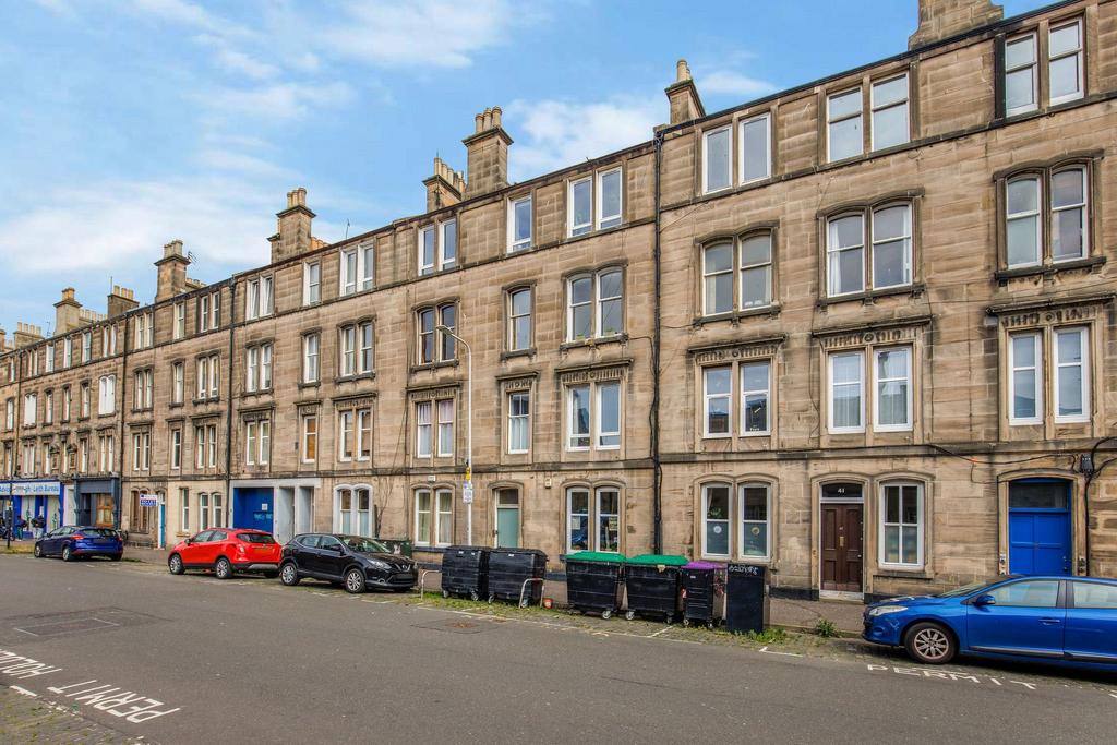 Dalmeny Street, Leith Walk, Edinburgh 2 bed flat - £1,395 pcm (£322 pw)