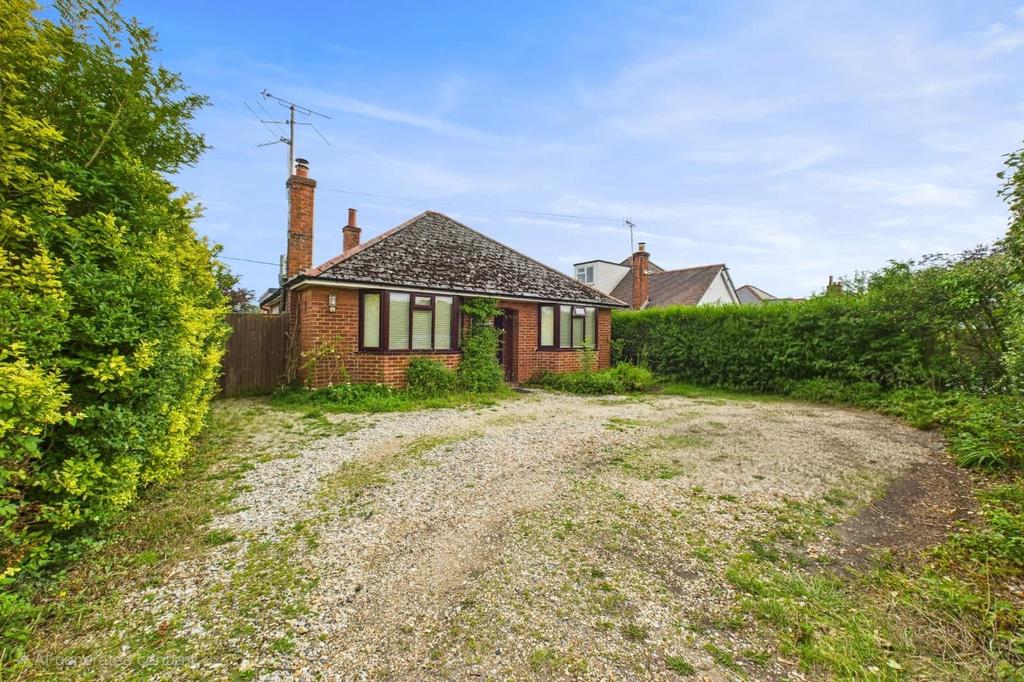 Bath Road, Padworth, Reading... 2 bed bungalow - £375,000