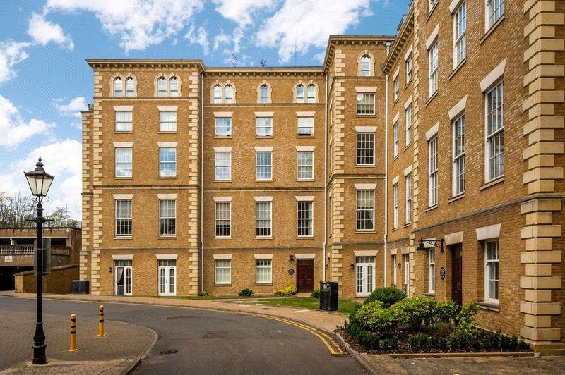 Princess Park Manor, London, N11 3 bed property to rent - £2,950 pcm (£ ...
