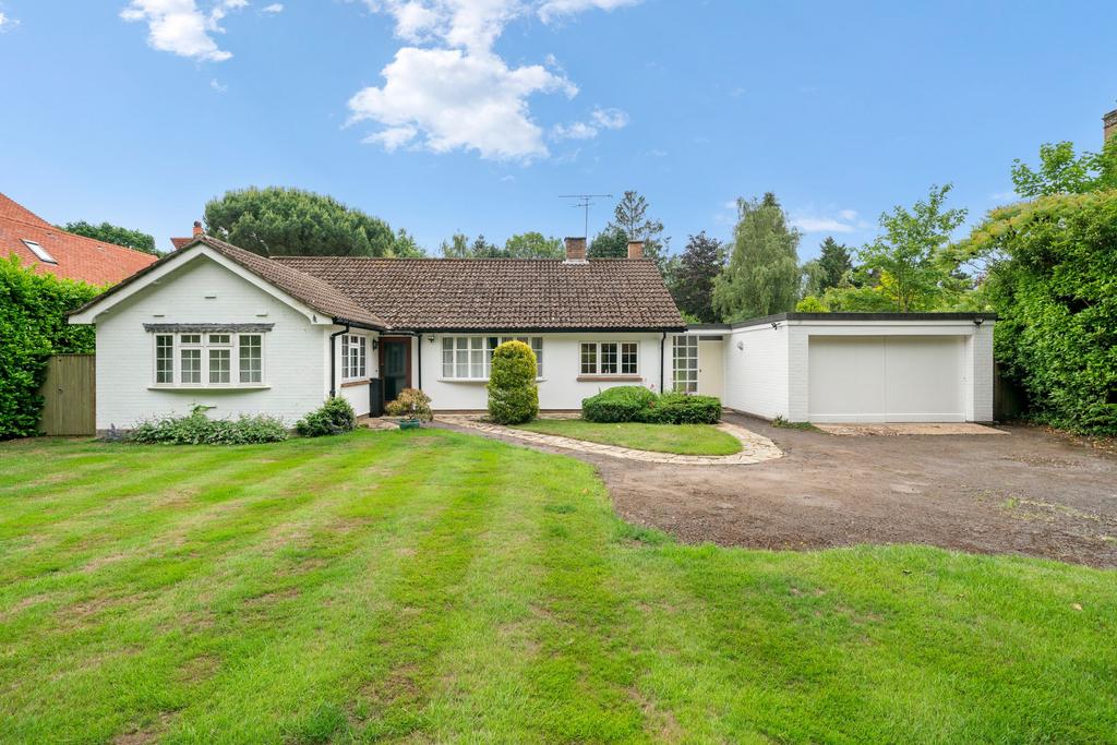 The Barton, Cobham, KT11 3 bed property to rent - £3,500 pcm (£808 pw)