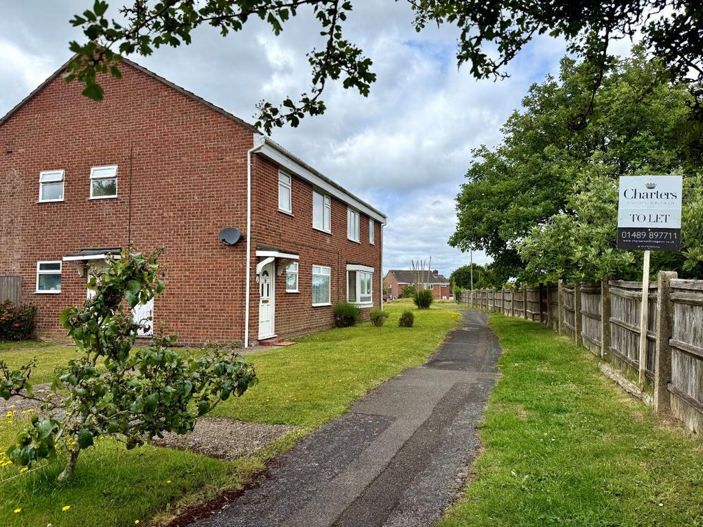 Glebe Court, Southampton SO30 2 bed maisonette to rent - £1,050 pcm (£ ...
