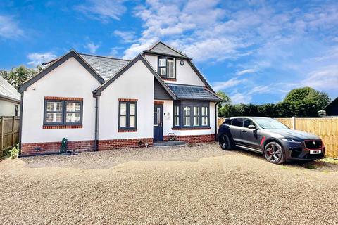 Ringwood, BH24 3AS 5 bed detached house - £750,000