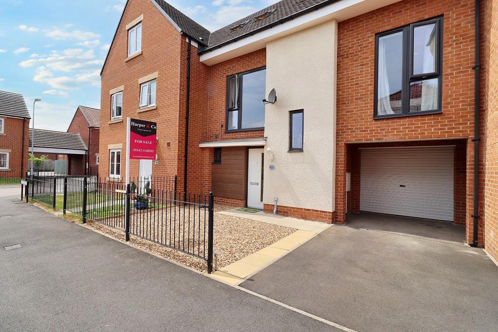Leo Grove, Queensgate... 3 bed terraced house for sale - £200,000