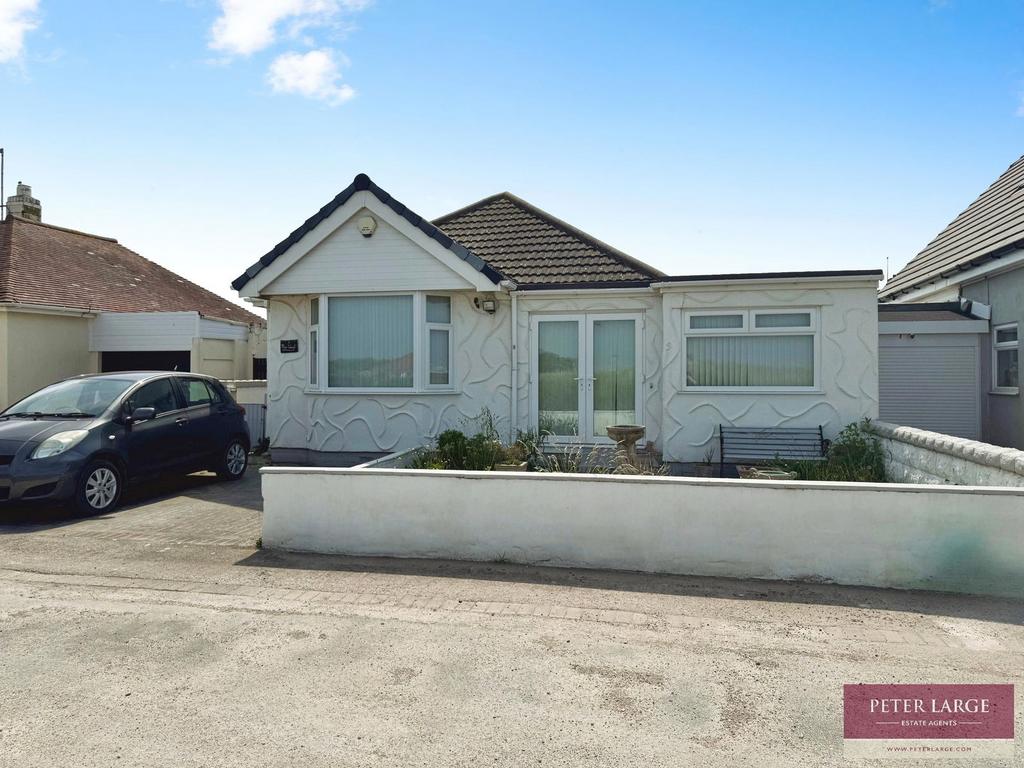 The Circle, Kinmel Bay, Conwy LL18 5NW 3 bed detached bungalow - £155,000