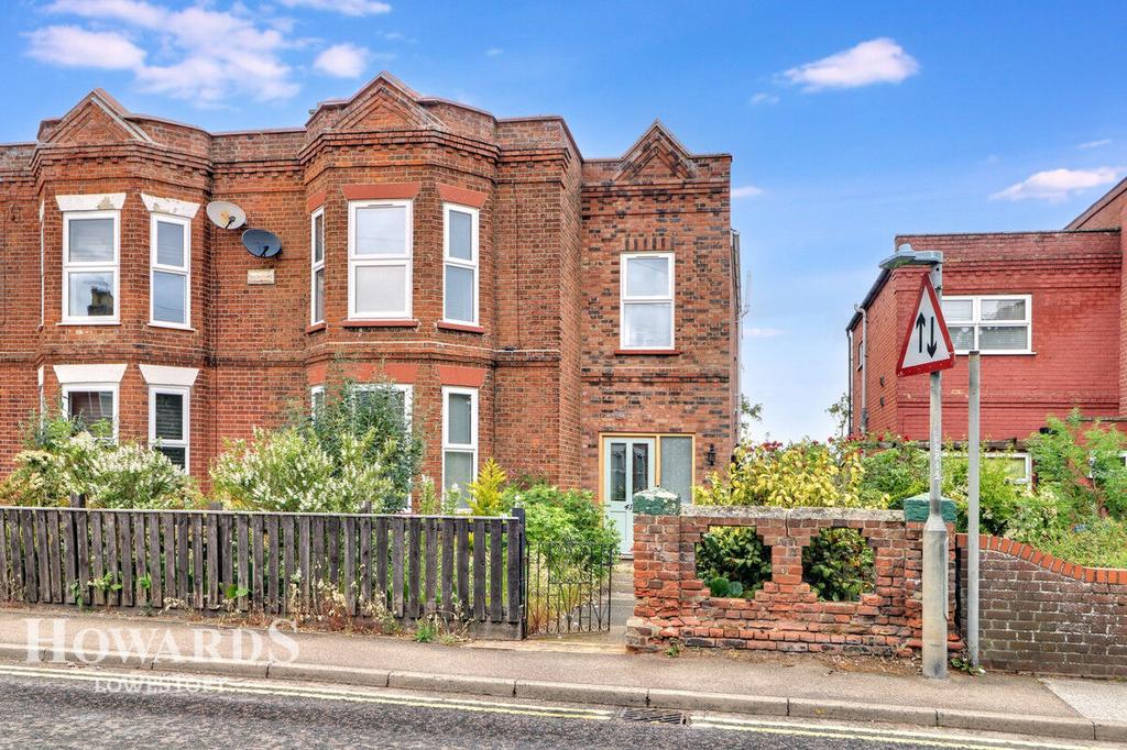 Victoria Road, Lowestoft 3 bed semi-detached house - £280,000