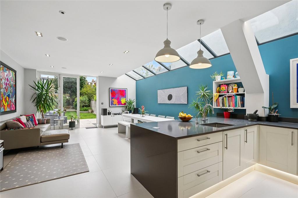 Niton Street, Fulham, London, SW6 6 bed house - £8,000 pcm (£1,846 pw)