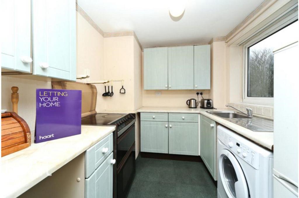 Botwell Lane, Hayes 2 bed maisonette to rent - £1,850 pcm (£427 pw)