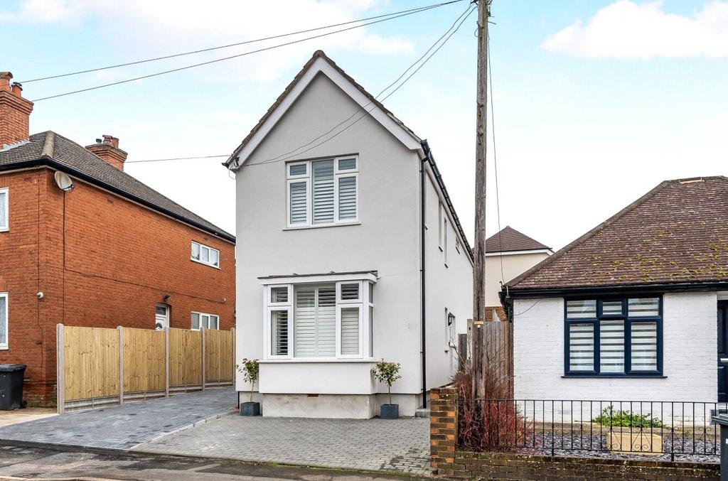 South Road, Guildford, Surrey, GU2 3 bed detached house - £2,250 pcm (£ ...
