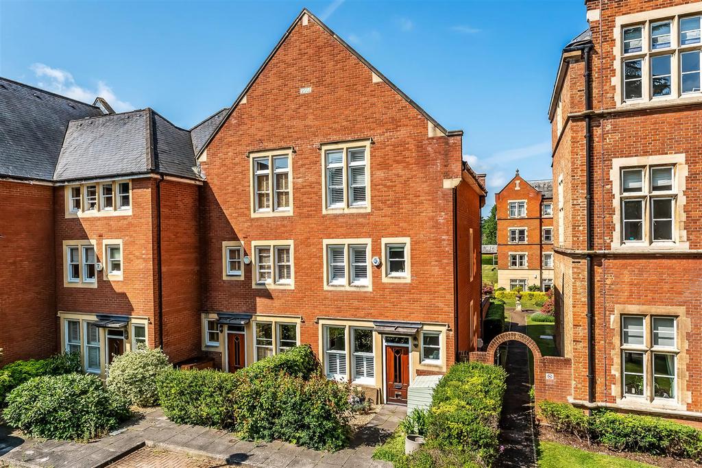 LAVENDER CLOSE, SOUTH LEATHERHEAD, KT22 4 bed terraced house - £695,000