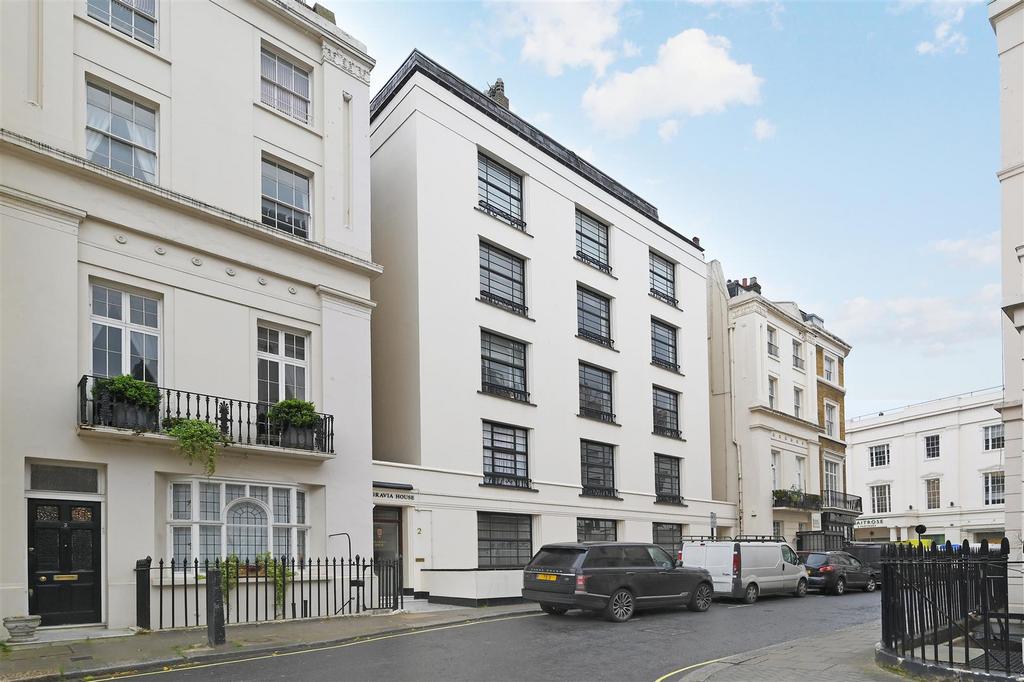 Halkin Place, Belgravia SW1 4 bed apartment - £9,500 pcm (£2,192 pw)