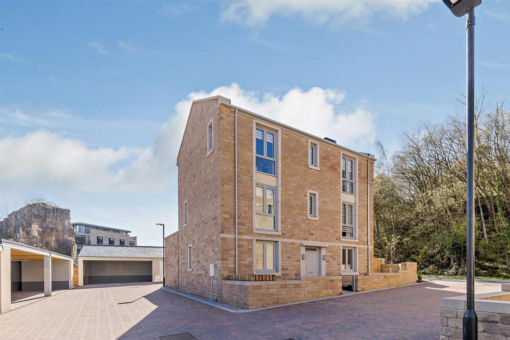 Park Crescent, Matlock DE4 4 bed detached house to rent - £2,500 pcm (£ ...