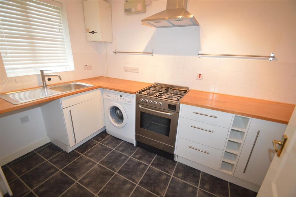 Powers Court Road, Barton On Sea, BH25 2 bed flat to rent - £1,250 pcm ...