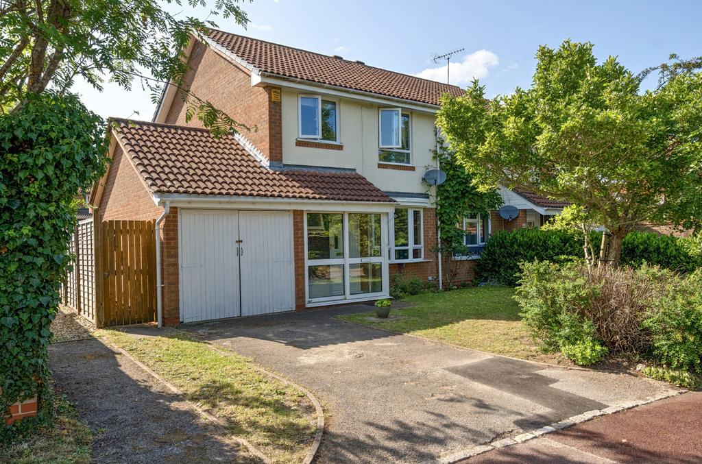 Shackleton Way, Woodley, Reading 4 bed semi-detached house for sale - £ ...