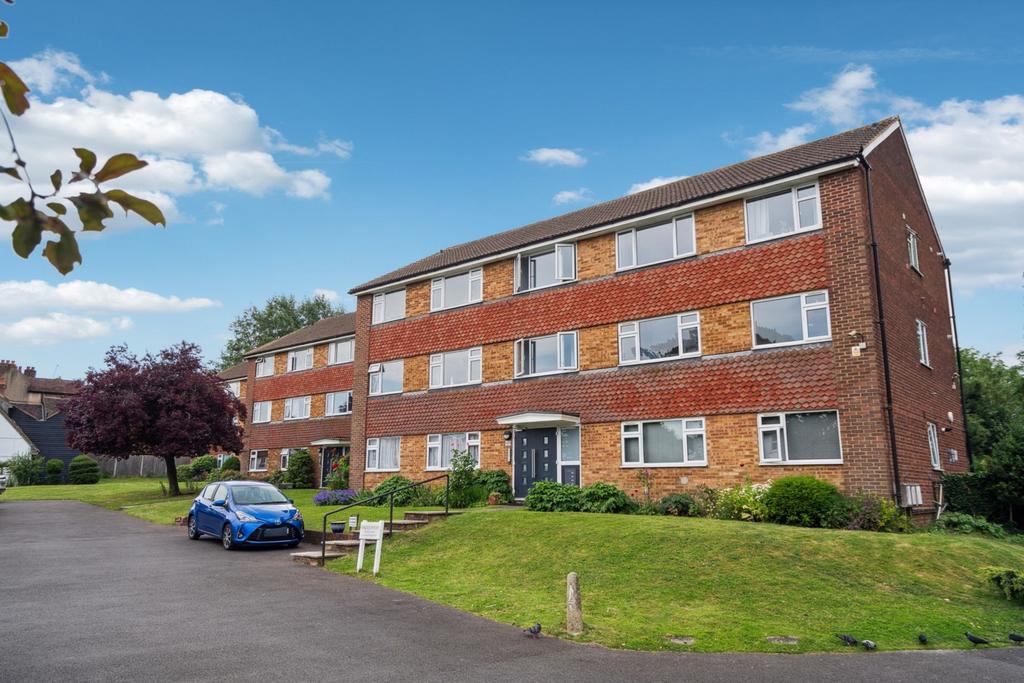 High Street, Bushey, WD23 2 bed flat - £325,000