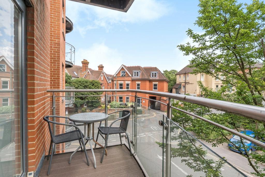 Trinity Gate, Epsom Road, Guildford, GU1 2 bed flat to rent - £1,800 ...