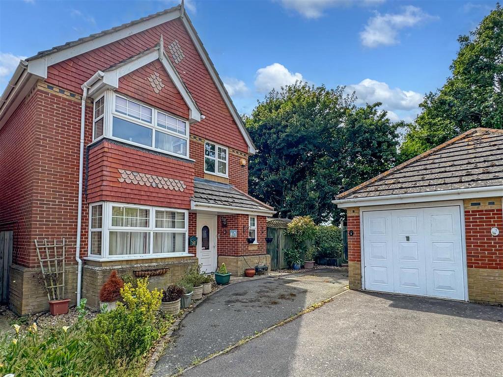 Crosshaven, Littlehampton BN17 4 bed detached house - £400,000