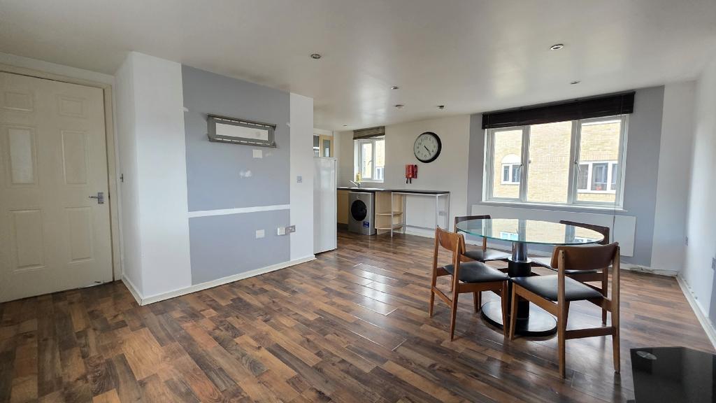 Quarles Park Road, Romford, Essex 2 bed apartment - £285,000
