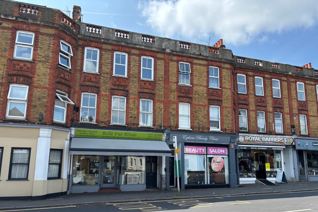 High Street, Egham, Surrey, TW20 2 bed maisonette for sale - £250,000