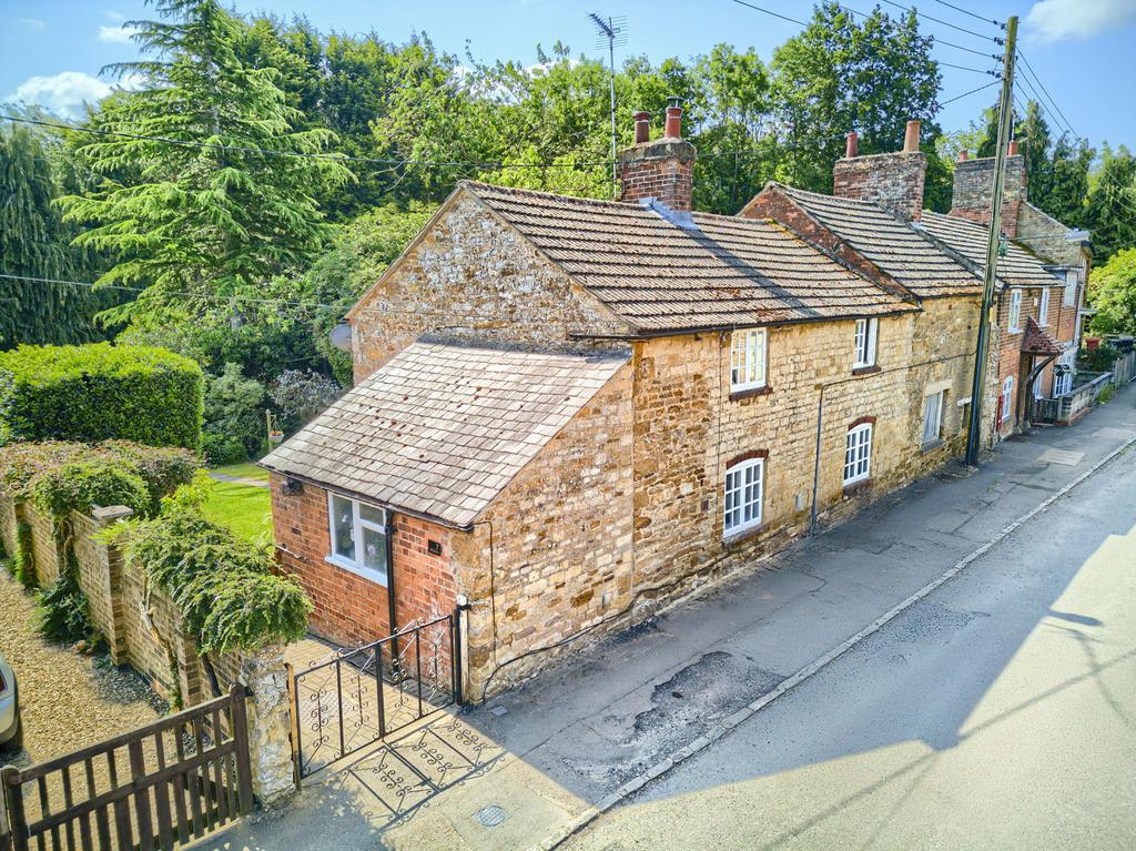 Desborough Road, Stoke Albany LE16 3 bed cottage for sale - £325,000