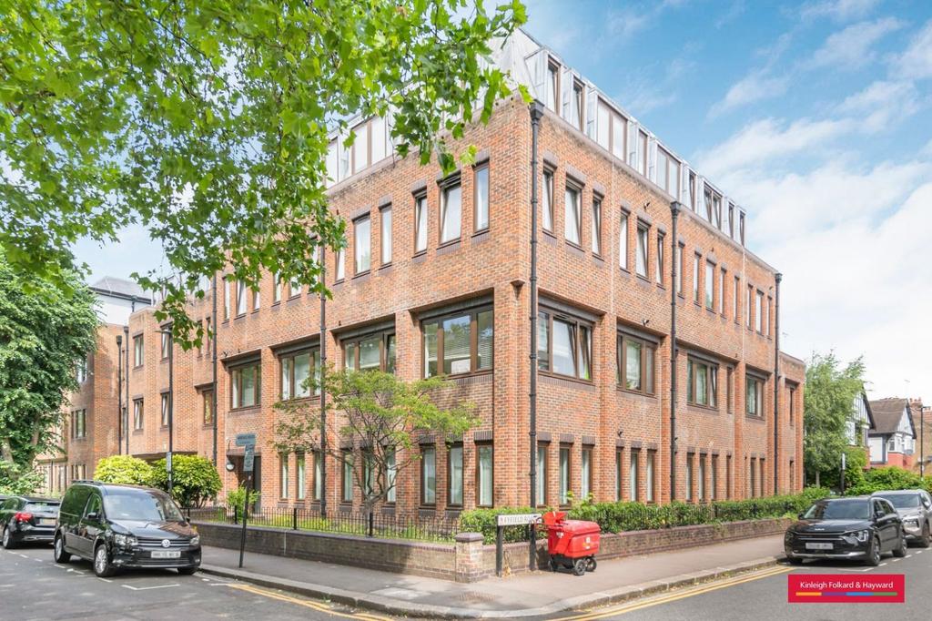 Lawrence House, River Front, Enfield... 2 bed flat - £1,850 pcm (£427 pw)