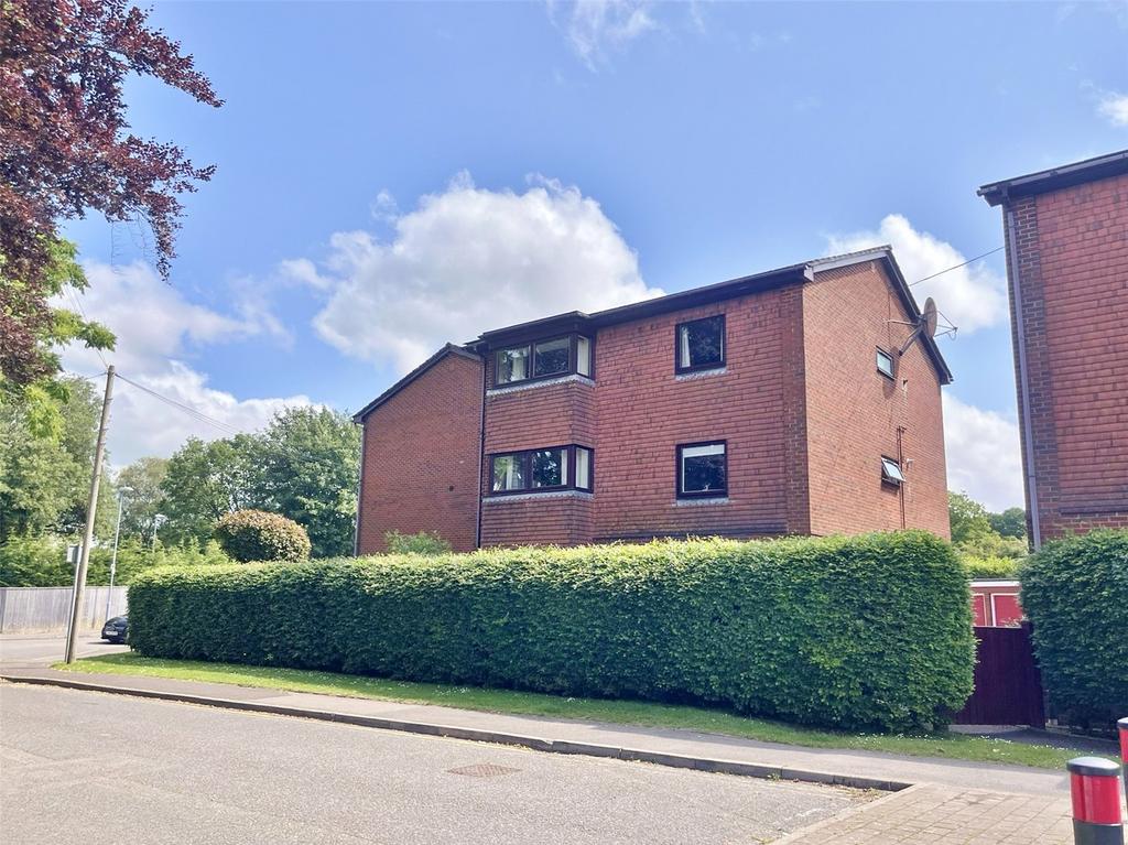Edmondsham Road, Verwood, Dorset, BH31 2 bed apartment - £225,000