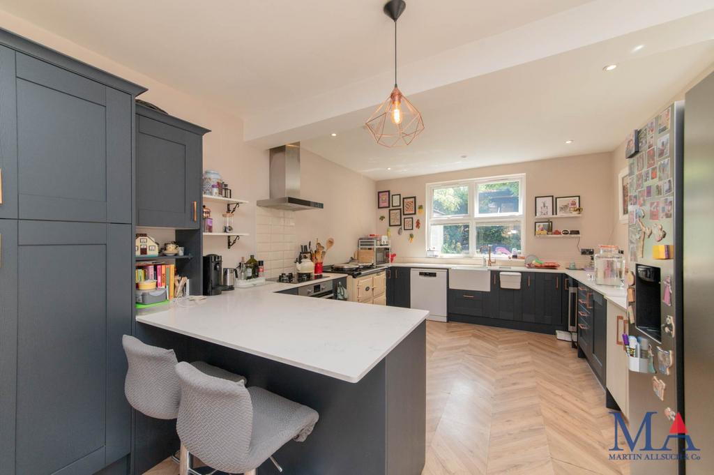 High Street, Elstree 5 bed end of terrace house - £3,750 pcm (£865 pw)