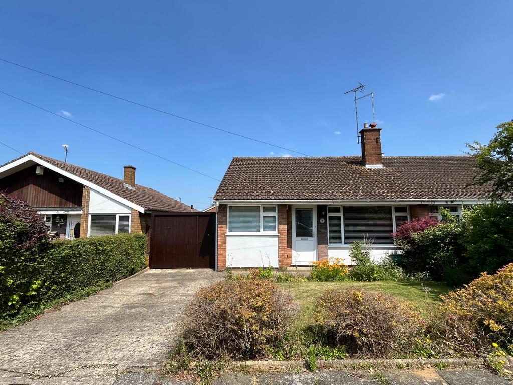 Seabrook, Luton, Bedfordshire, LU4 0EH 3 bed semi-detached bungalow - £ ...