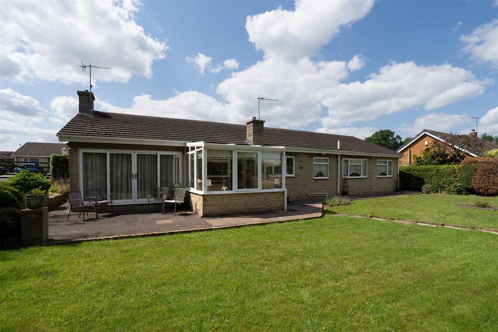 Grindon Close, Holme Hall, Chesterfield 3 bed detached bungalow - £350,000