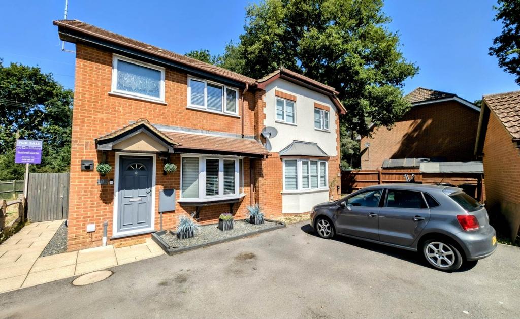 Juniper Close, Bordon GU35 3 bed semi-detached house - £324,950