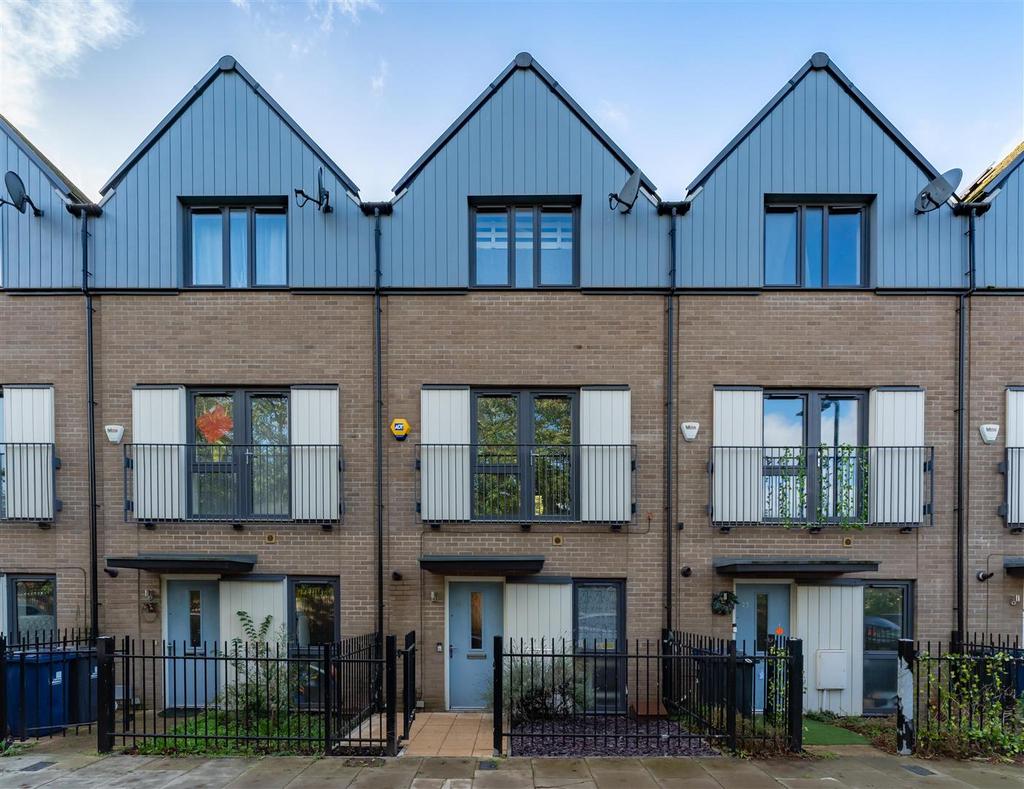 Quaker Lane, Southall UB2 4 bed terraced house for sale - £575,000
