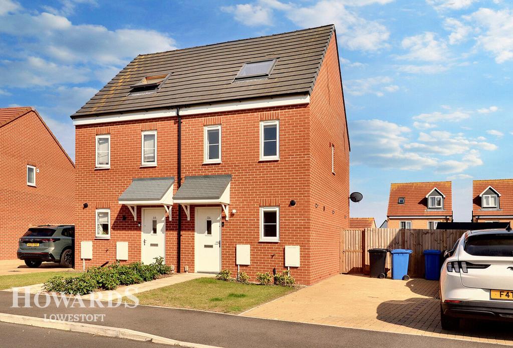Kearney Drive, Lowestoft 3 bed semi-detached house - £230,000