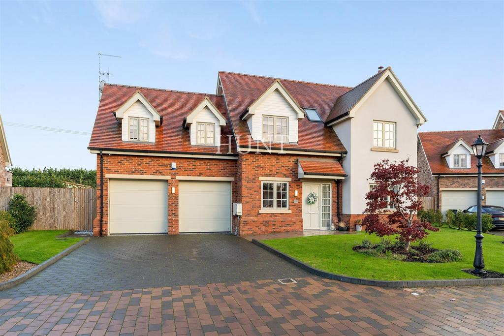 Beechview Drive, High Beech, EN9 5 bed detached house - £1,479,000