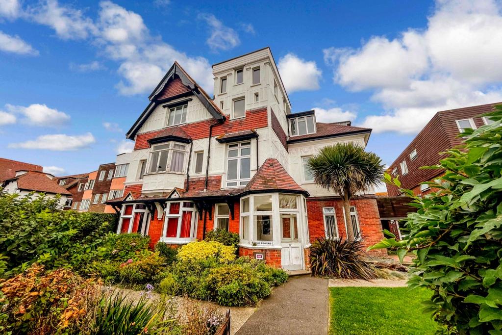 Victoria Drive, West Sussex PO21 2 bed flat to rent - £975 pcm (£225 pw)