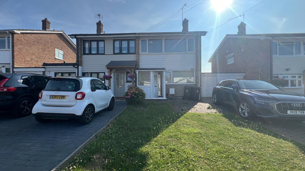 Maypole Drive, Chigwell IG7 3 bed terraced house to rent - £2,400 pcm ...