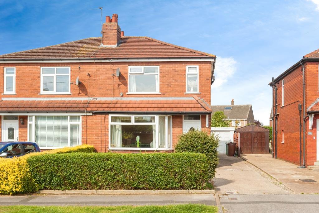 Oakwood Drive, Leeds LS26 3 bed semi-detached house - £245,000