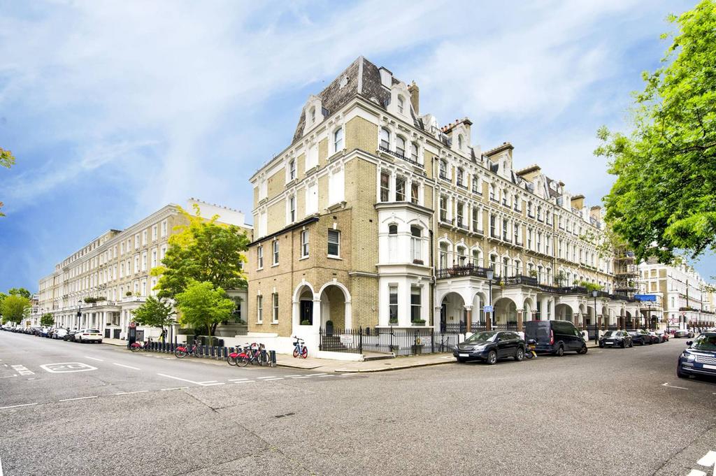 Redcliffe Square, Chelsea, London, SW10 3 bed flat to rent - £8,450 pcm ...