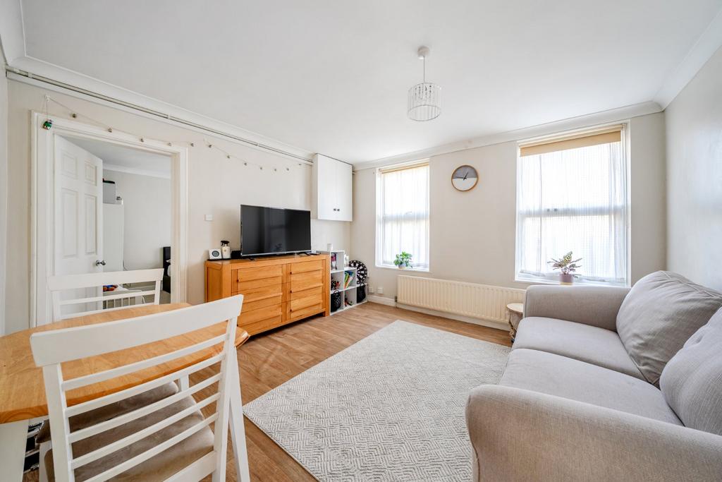 Castleton Road, London, SE9 1 bed flat - £1,300 pcm (£300 pw)
