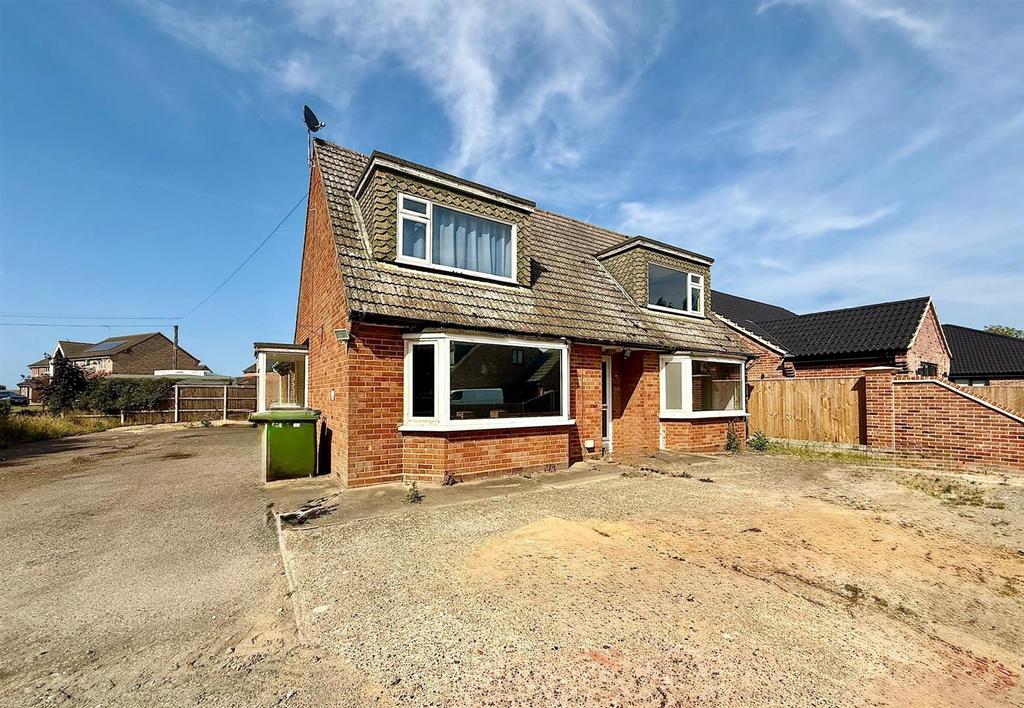 Beach Road, Scratby 4 bed detached house - £299,950