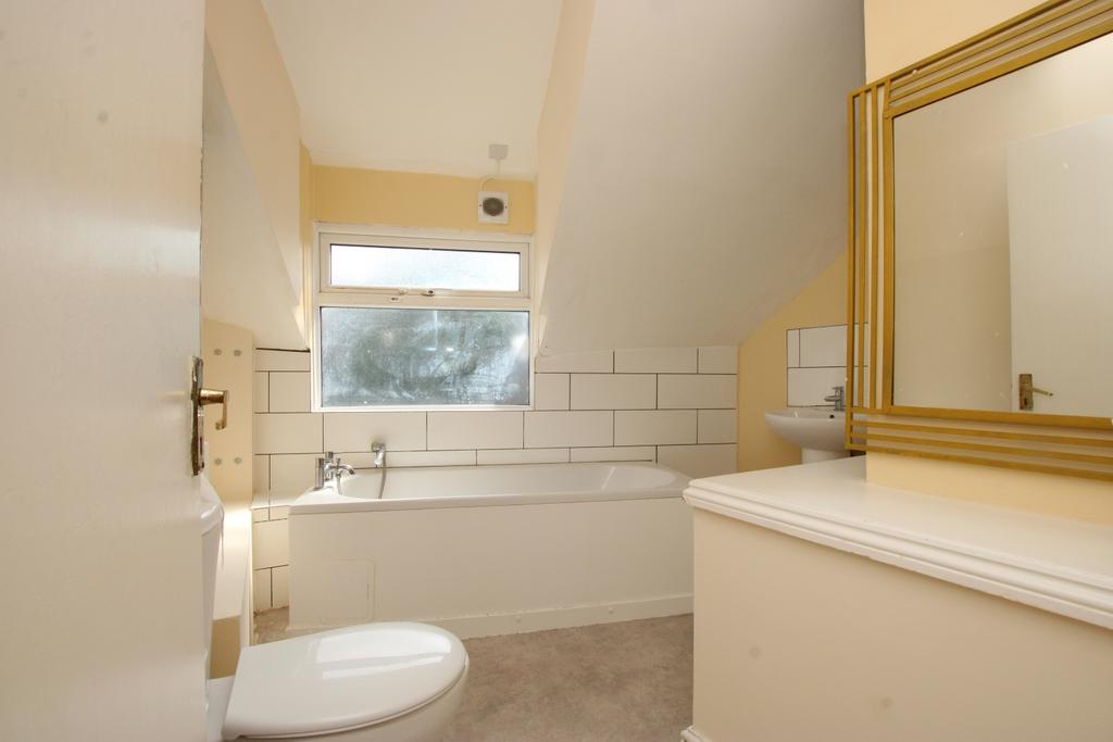 Rockingham Road, Kettering, NN16 2 bed penthouse - £800 pcm (£185 pw)