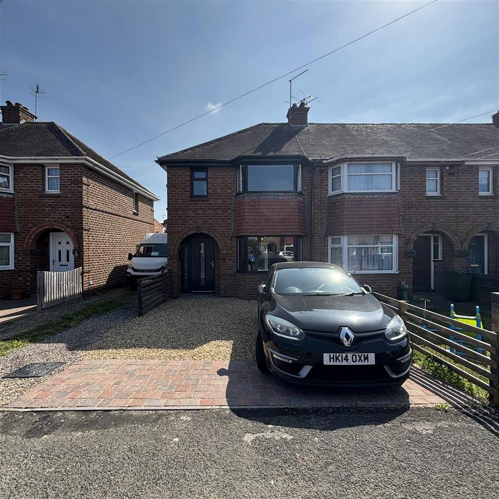 Graham Road, Worcester WR2 3 bed semi-detached house - £1,300 pcm (£300 pw)